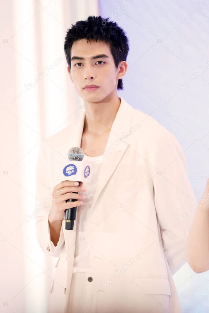 El actor y modelo chino Song Weilong representa la marca de papel tisú ...