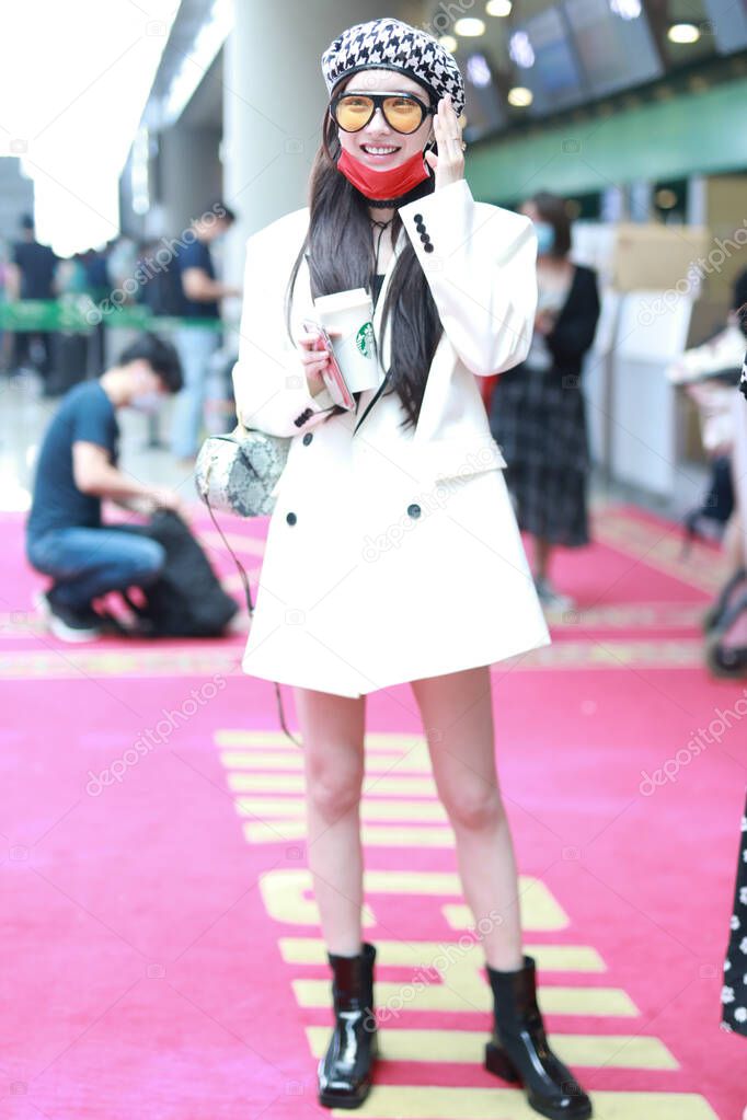 La cantante y actriz china Flora Dai Yanni llega a un aeropuerto de ...