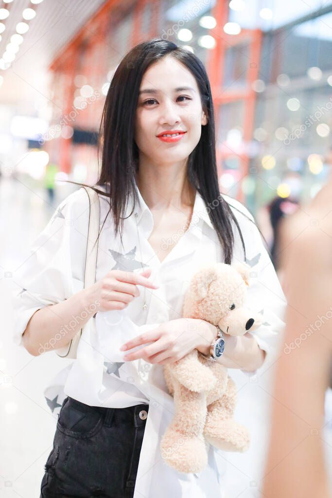 La actriz y cantante china Huang Shengyi o Eva Huang llega a un ...