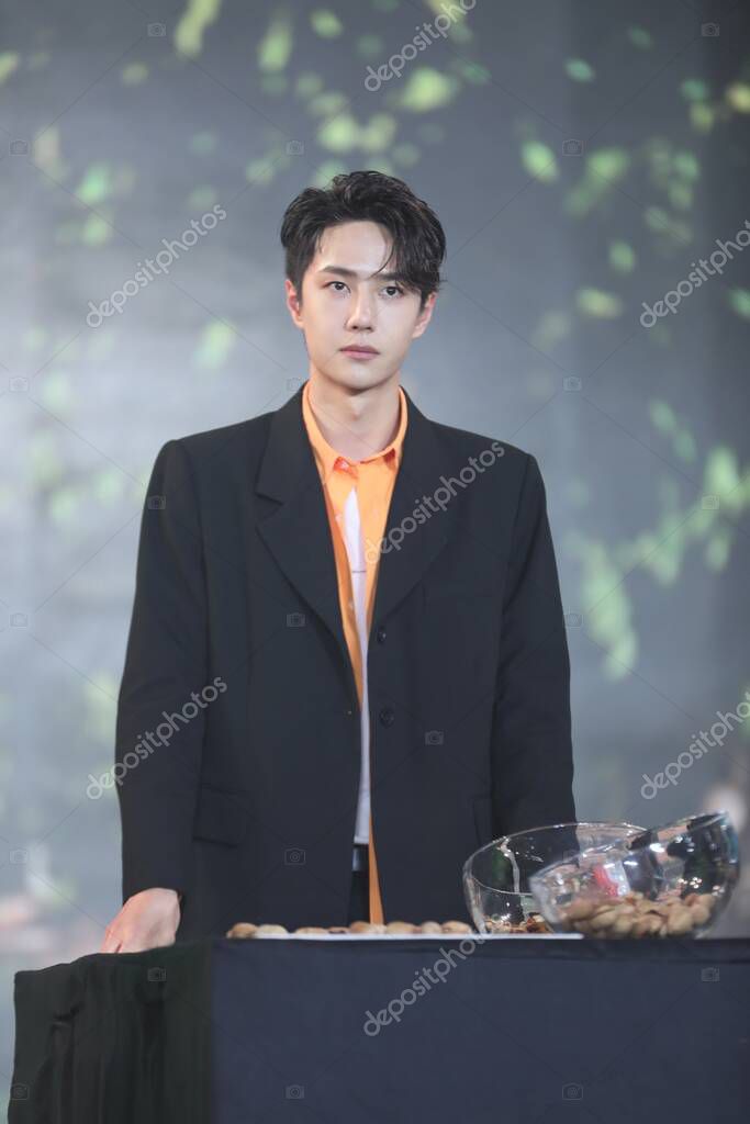 El actor, bailarín, cantante, rapero, anfitrión y corredor de motos profesional chino Wang Yibo ...