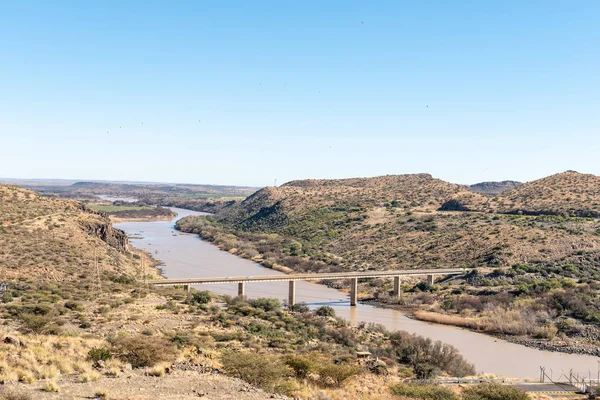 Vista aguas abajo desde la pared de la presa Vanderkloof en el río ...