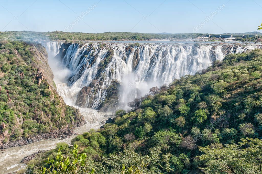 La cascada de Ruacana en el río Kunene. Angola es visible detrás de las ...