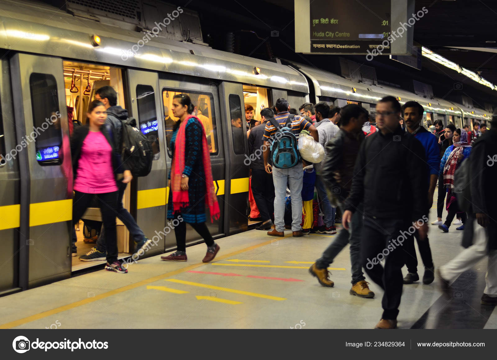 Delhi India 2019 Side Angle Shot People Getting Train Busy – Stock ...