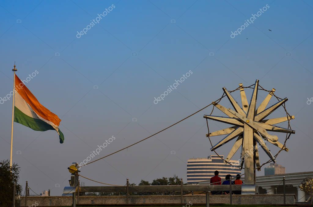 Rueda giratoria gigante sobre el telón de fondo del tricolor indio ...