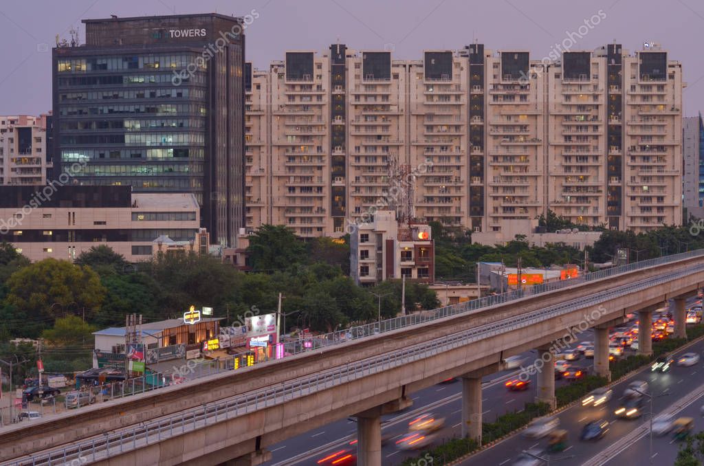Gurgaon, India, 2019. Foto aérea de las vías del metro Rapid en las ...