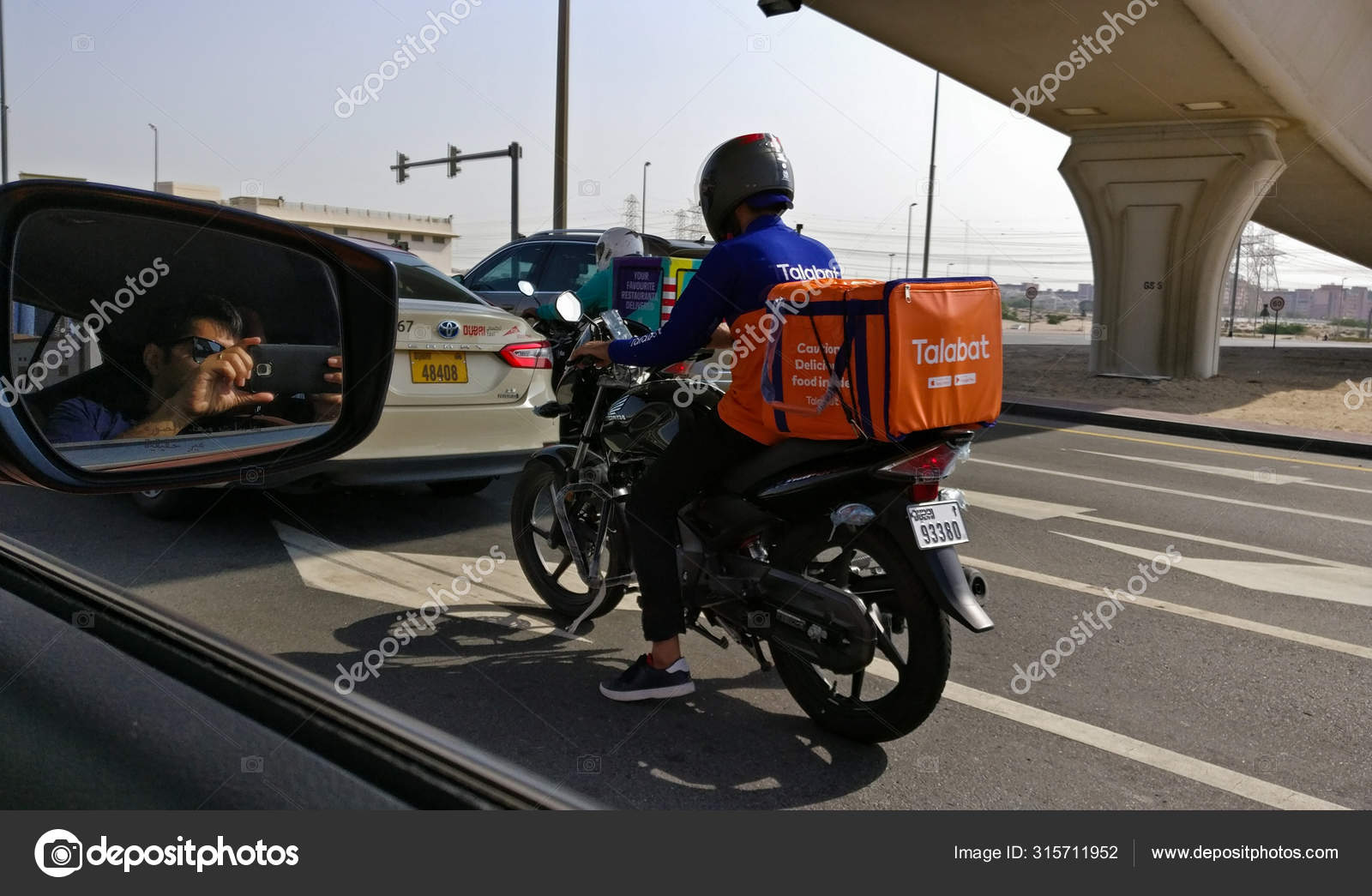 Dubai Uae 2020 Talabat Man Bike Más Grande Plataforma Pedidos — Foto ...