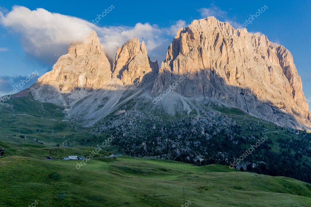 Vacaciones de verano y sensación de senderismo en los Alpes del Tirol ...