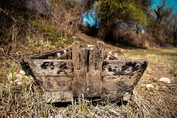 Un viejo barco de madera en la orilla, el barco está podrido y ya no ...