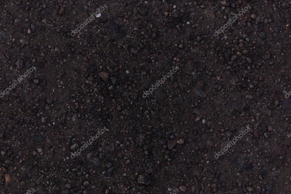 Tierra gris mezclada con piedras pequeñas y grandes no aptas para el ...
