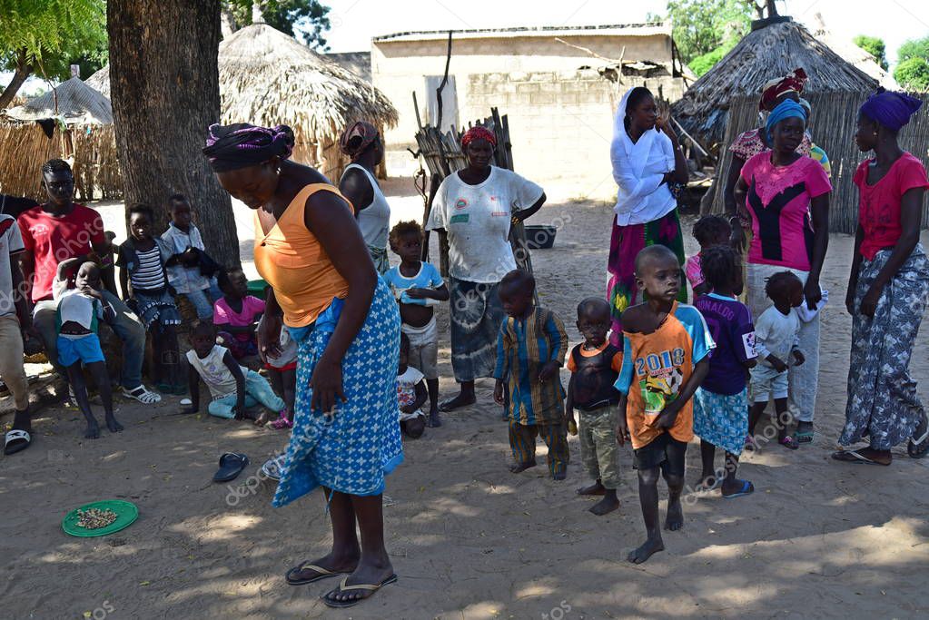 la vida de la población local en el pueblo de la isla de Sipo 2022