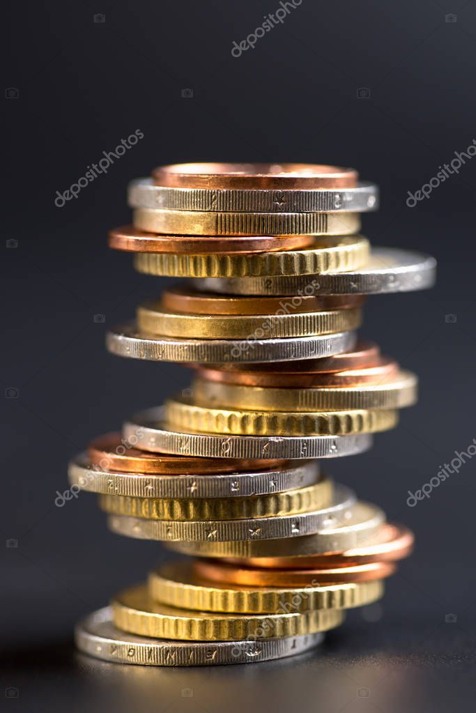 Monedas apiladas una sobre la otra en diferentes posiciones sobre un ...