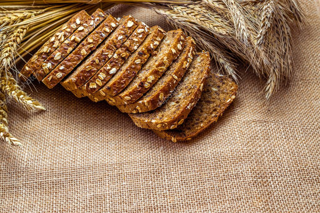 Pan recién horneado. Hoja fresca de pan rústico tradicional con espiga ...