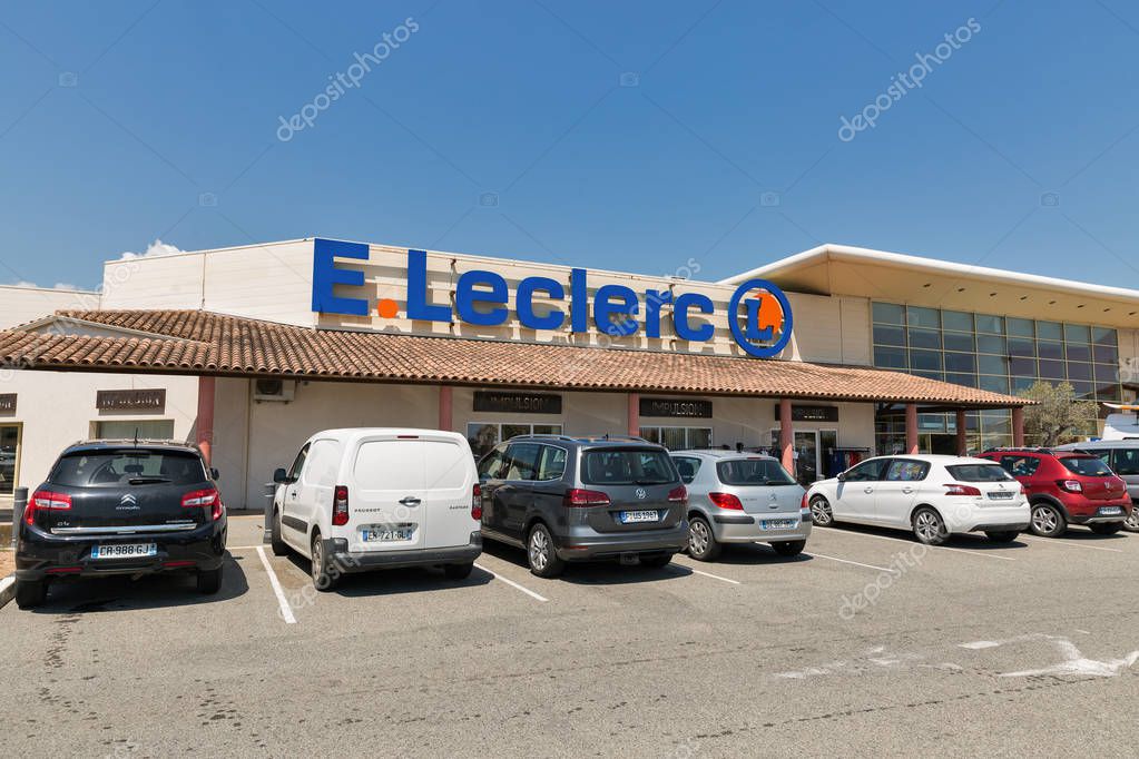 Fachada del supermercado E.Leclerc. Isla de Córcega, Francia. 2022