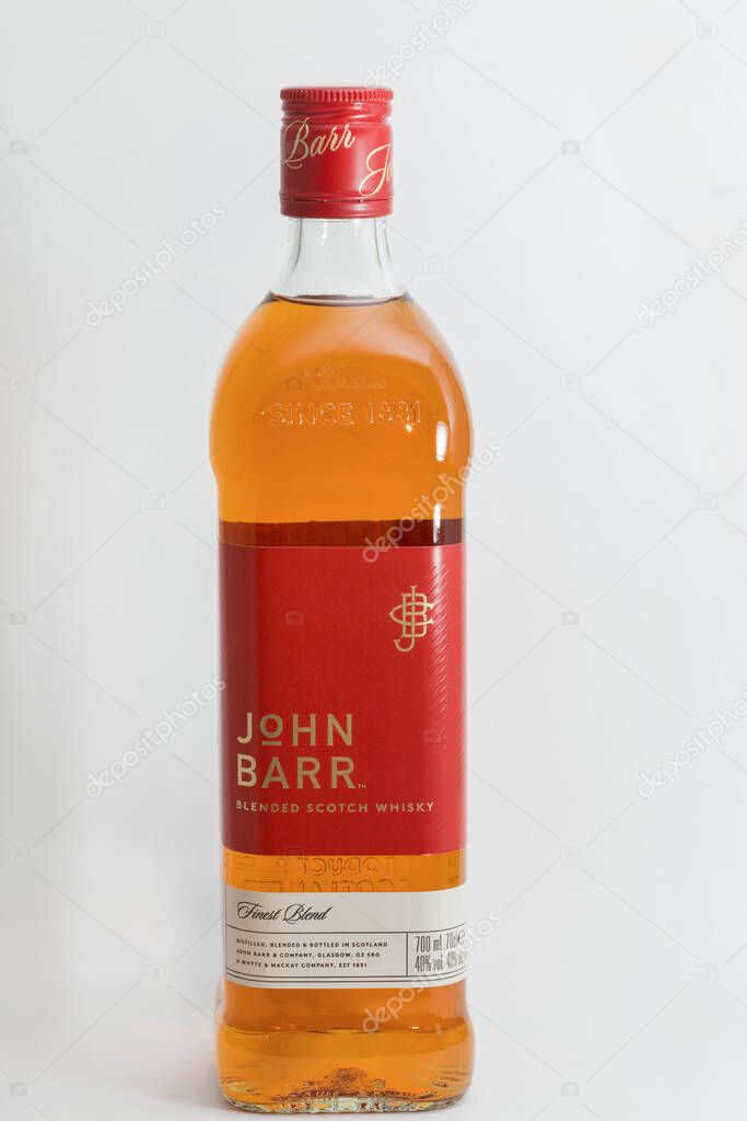 KIEV, UCRANIA - 17 DE JUNIO DE 2020: John Barr mezcló la botella de ...