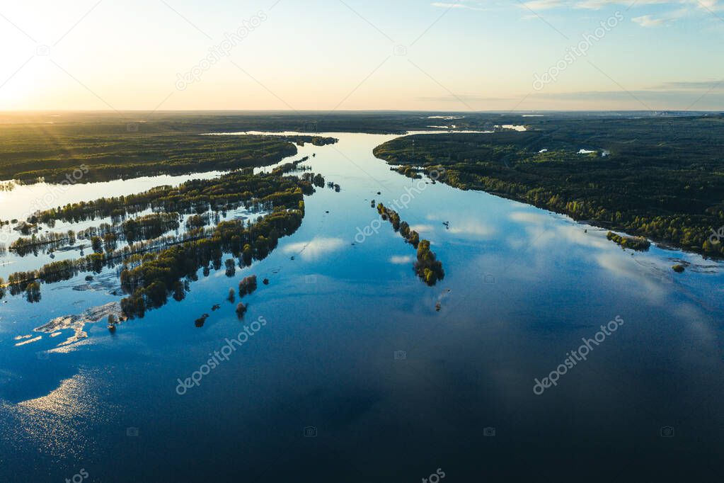 Inundación de primavera en el río, bosque inundado, islas en el río ...