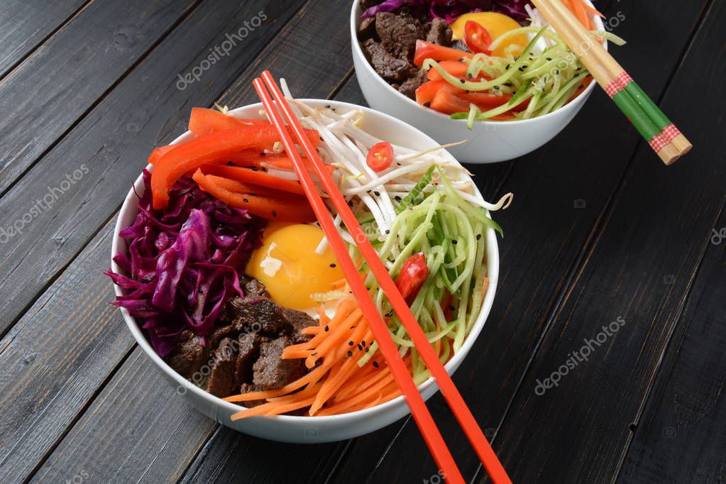 Bi Bim Bap arroz con huevo frito de res y verduras. Plato tradicional ...