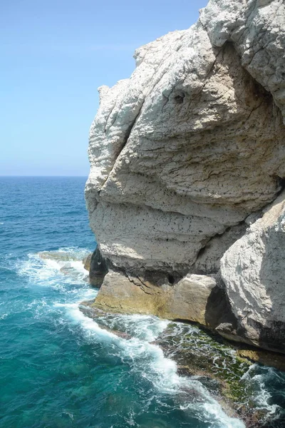Rosh Ha Nikra. Israel. Olas marinas y roca blanca. Una atracción ...