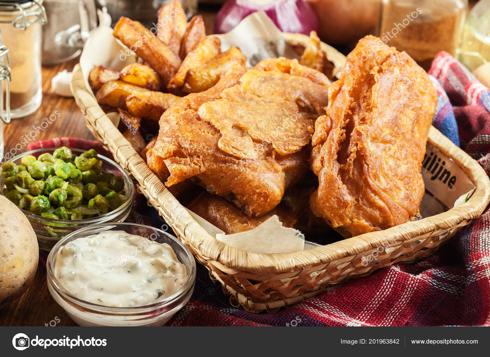 Pescado Tradicional Masa Cerveza Patatas Fritas Servidas Cesta ...