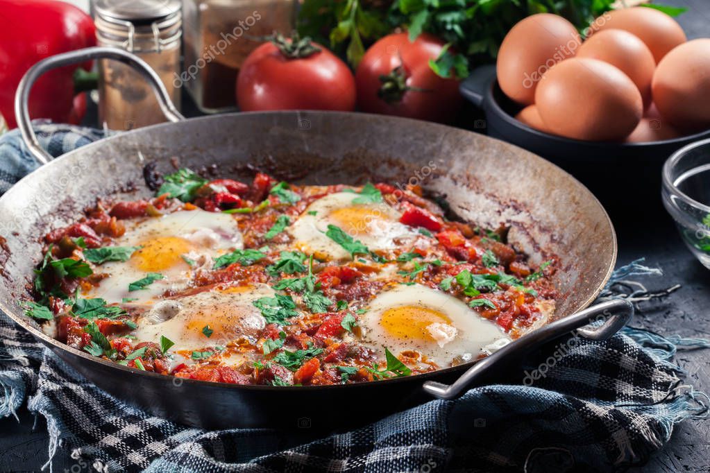Shakshuka en una sartén. Plato tradicional de Oriente Medio con huevos ...