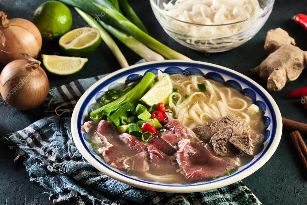 Pho Bo - sopa de fideos de carne cruda. Sopa tradicional vietnamita 2023