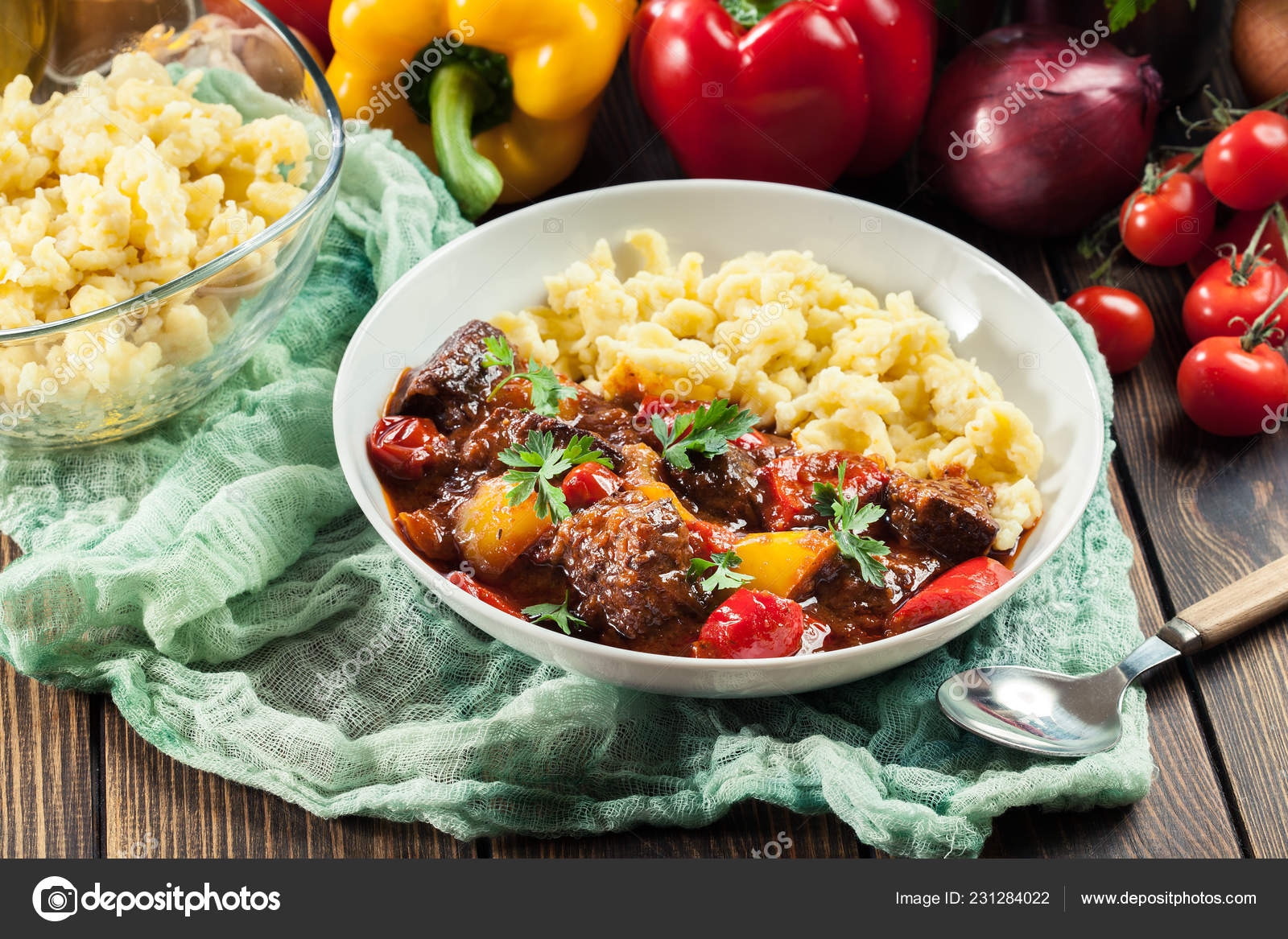 Goulash Tradicional Húngaro Carne Servida Con Fideos Galuska — Foto de ...