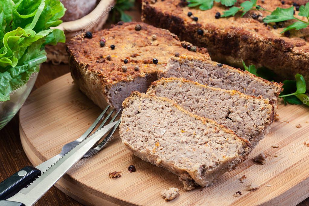Paté de carne deliciosa tradicional con hígado de pollo en el corte bo 2023