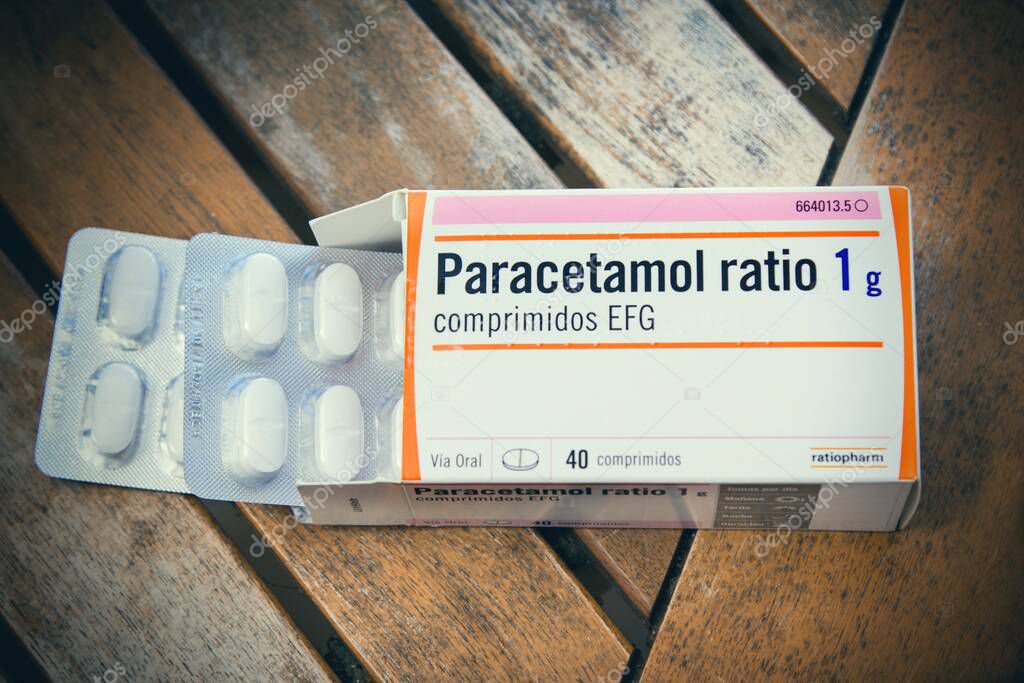 Galicia, España abril 2, 2020: Caja de paracetamol y pastillas en mesa ...