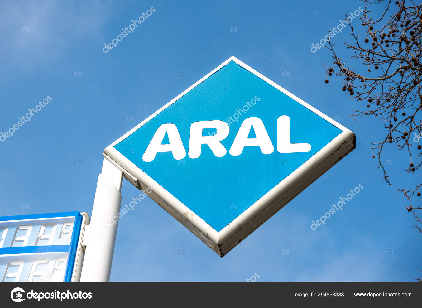 Aral logo and lettering – Stock Editorial Photo © gph-foto.de #294553338