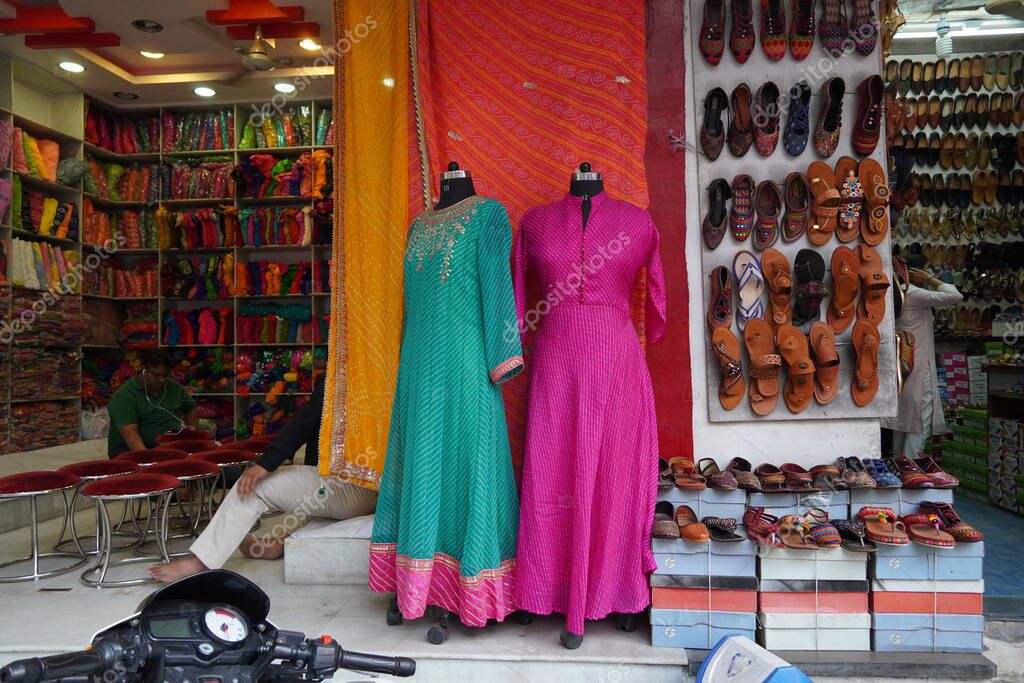 Dueño de una pequeña tienda indio hombre vendiendo chales, ropa y ...