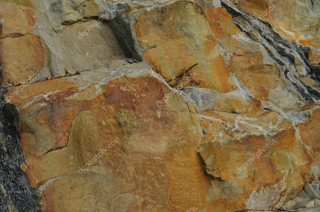 Las capas de roca - las formaciones coloridas de las rocas echadas a lo ...