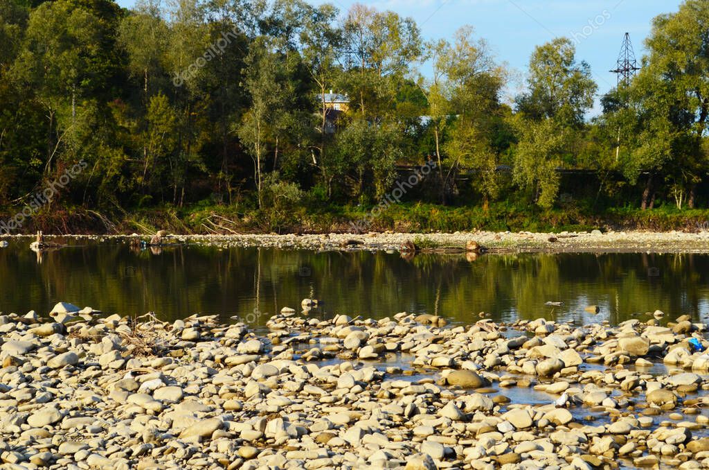 río de montaña entre acantilados. aguas cristalinas azules del río. 2023