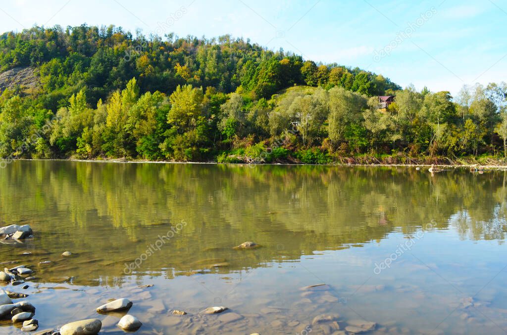 río de montaña entre acantilados. aguas cristalinas azules del río. 2023