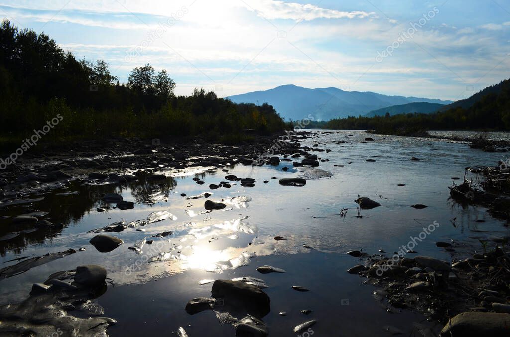río de montaña entre acantilados. aguas cristalinas azules del río. 2023