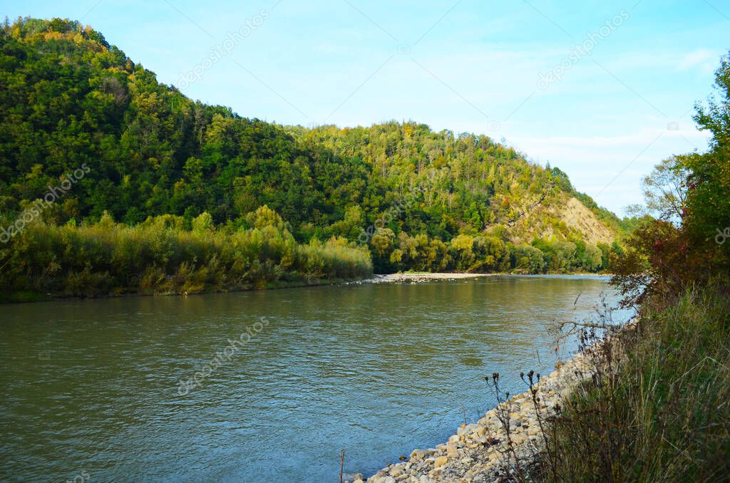 río de montaña entre acantilados. aguas cristalinas azules del río. 2023