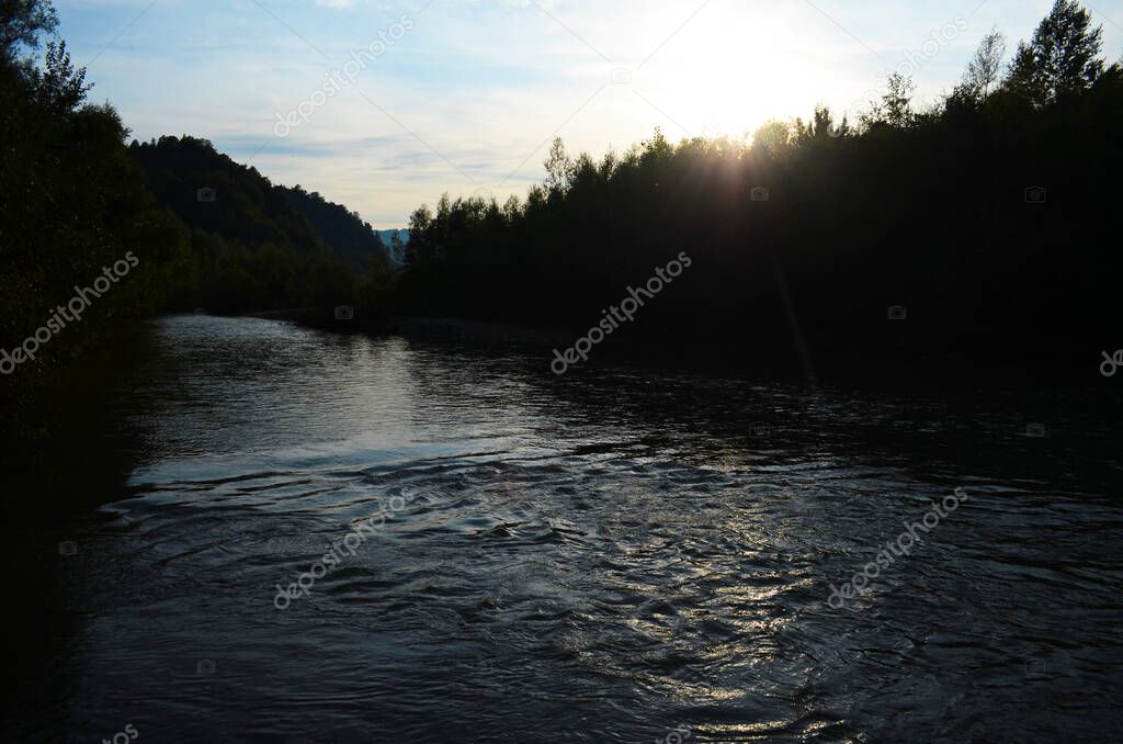 río de montaña entre acantilados. aguas cristalinas azules del río. 2022