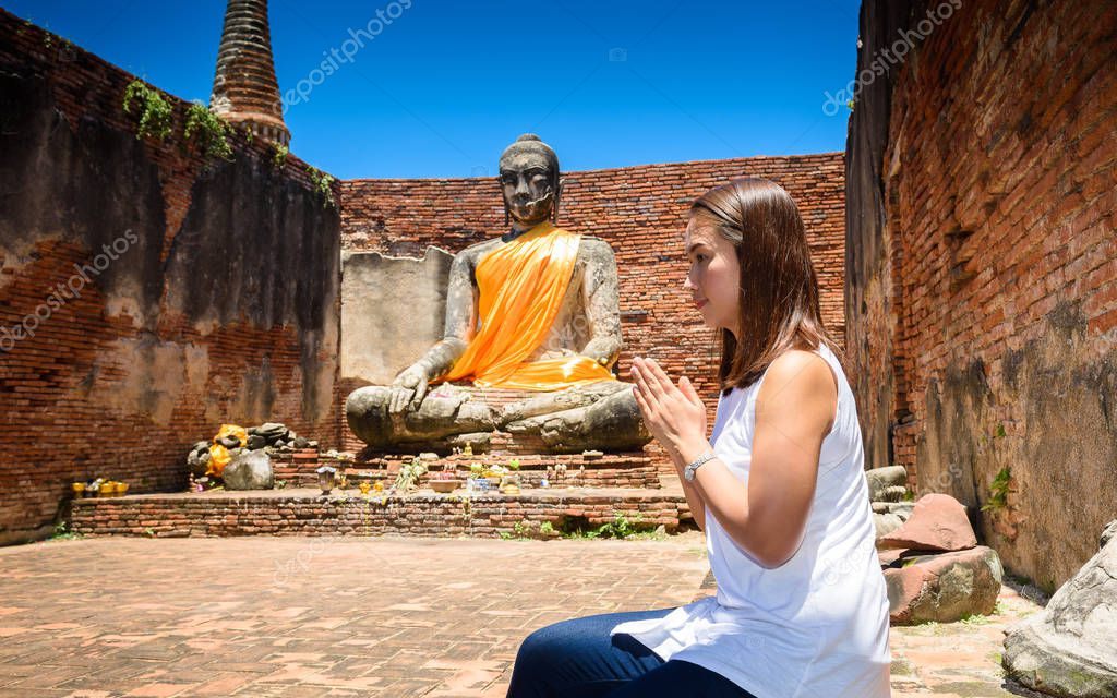 joven mujer está explorando las ruinas antiguas de un templo budista y ...