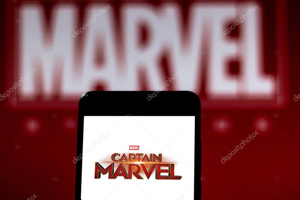 7 de abril de 2019, Brasil. Logo de Captain Marvel en el dispositivo ...