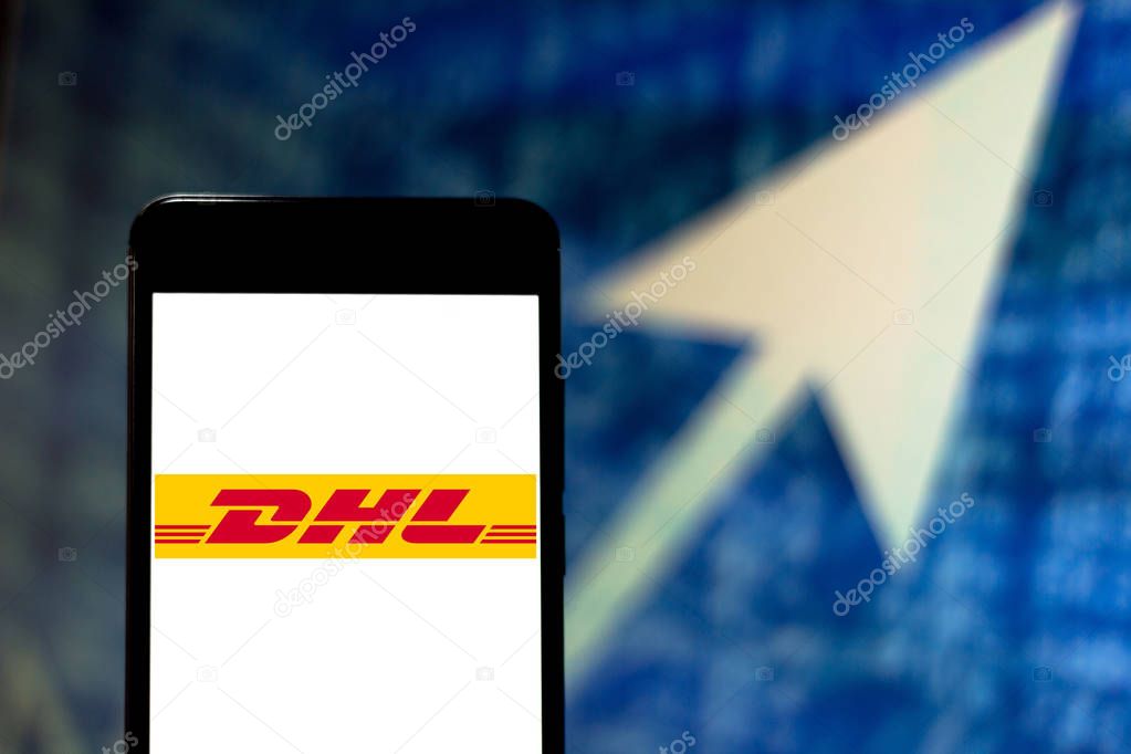 16 de abril de 2019, Brasil. Logo de DHL Express en el dispositivo ...