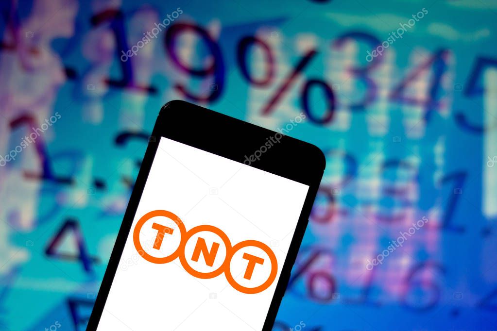 16 de abril de 2019, Brasil. Logo de TNT Express en su dispositivo ...