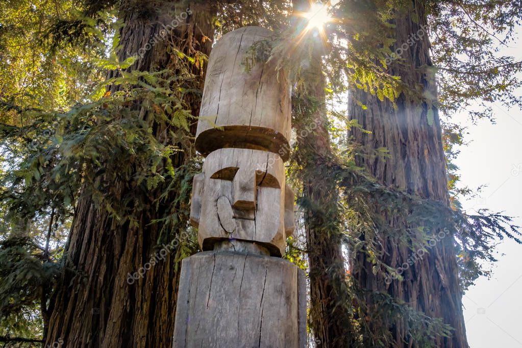 Santiago, Chile - Apr 4, 2018: Estatua de madera Chemamull de la ...