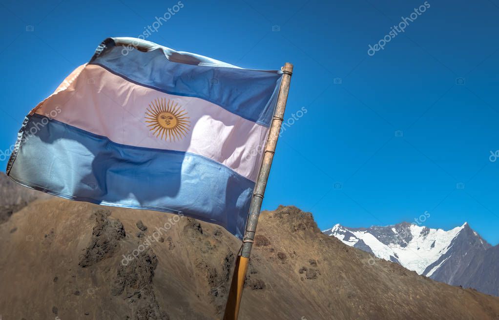 Bandera Argentina con Nevado Juncal de fondo en la Cordillera de Los ...