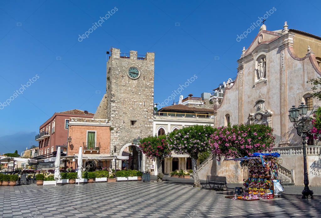 Plaza principal de Taormina (Piazza IX Aprile) con la Iglesia de San ...