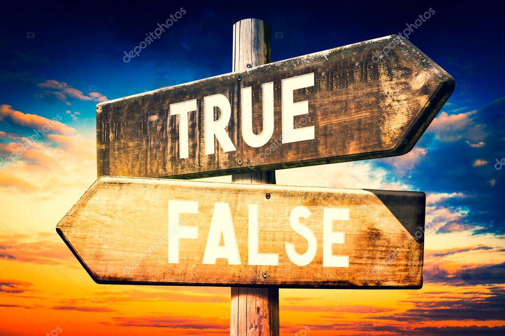Cierto, falso - letrero de madera, señal de tráfico con dos flechas 2022
