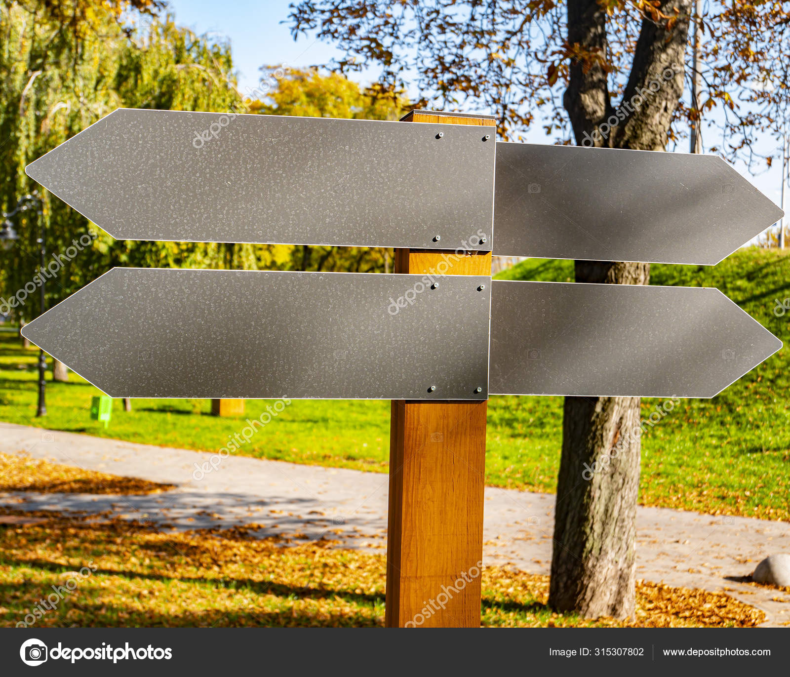Arrows indicating direction in a public park. — Stock Photo © malaha3 ...