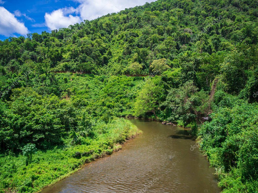 Hermoso paisaje natural de montañas y el río Phetchaburi en el Parque ...