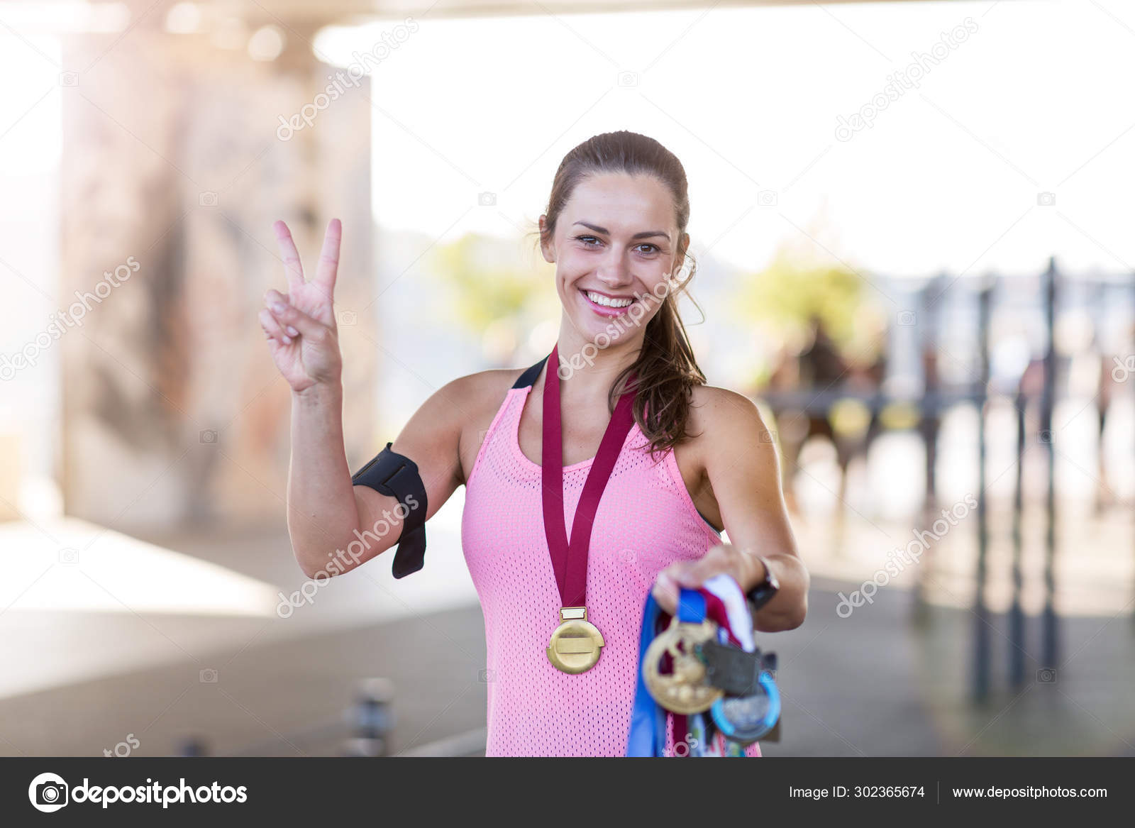 Fotos de Corredor Femenino Mostrando Sus Medallas - Imagen de ...