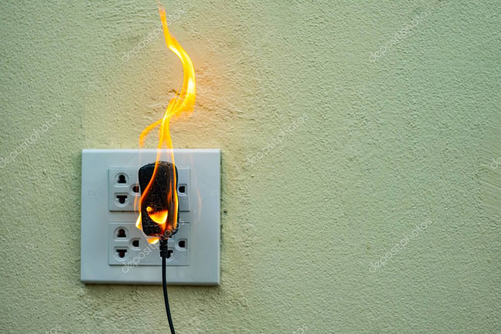 Enchufe de cable eléctrico al fuego Receptáculo y adaptador en la partición, fallo de ...