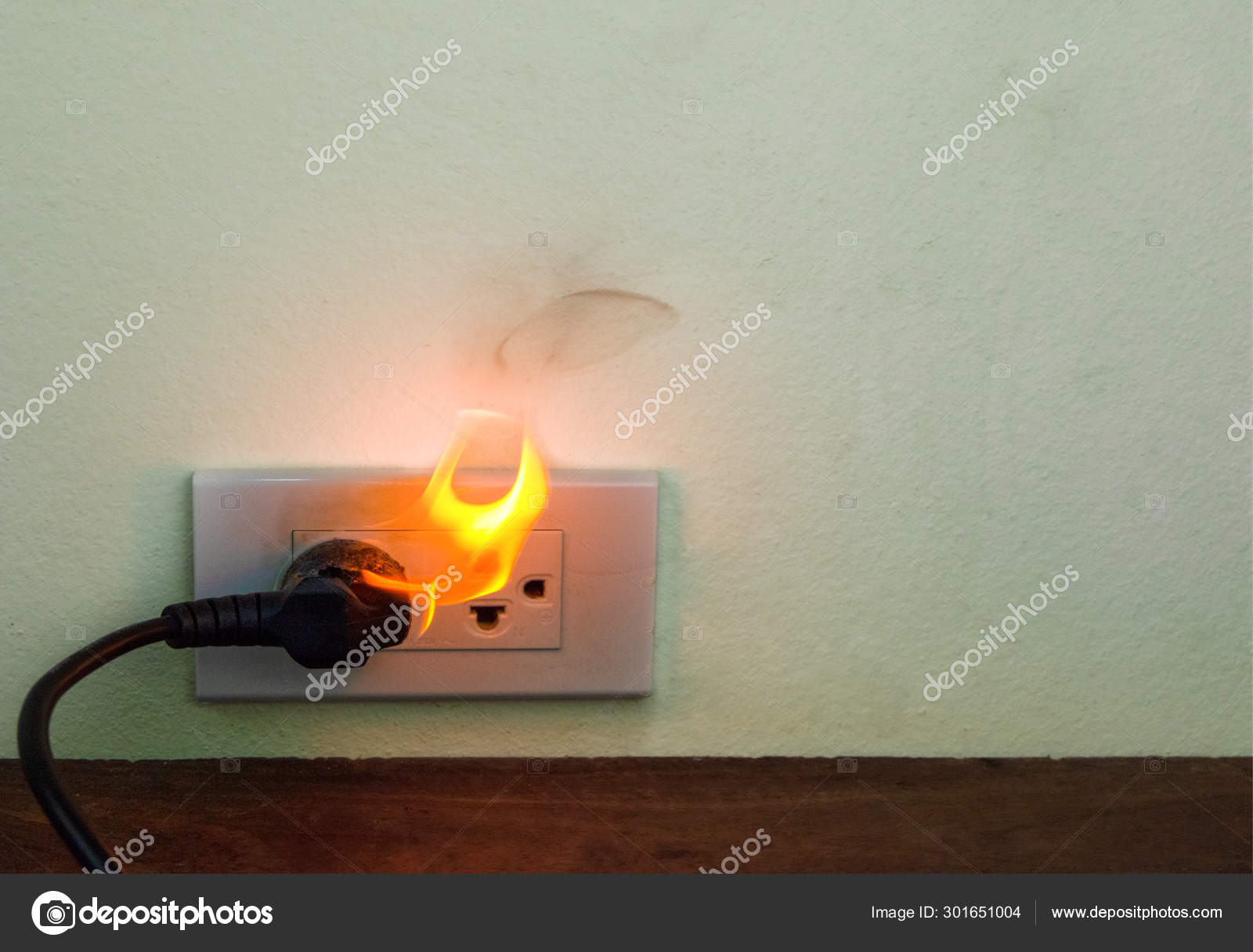 Encendido enchufe de cable eléctrico Tabique de pared receptáculo — Foto de stock #301651004 ...