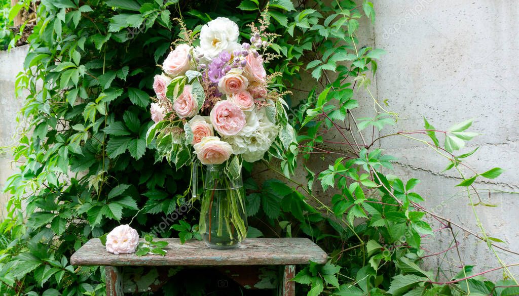 Ramo romántico de delicadas rosas rosadas sobre el fondo de una pared ...