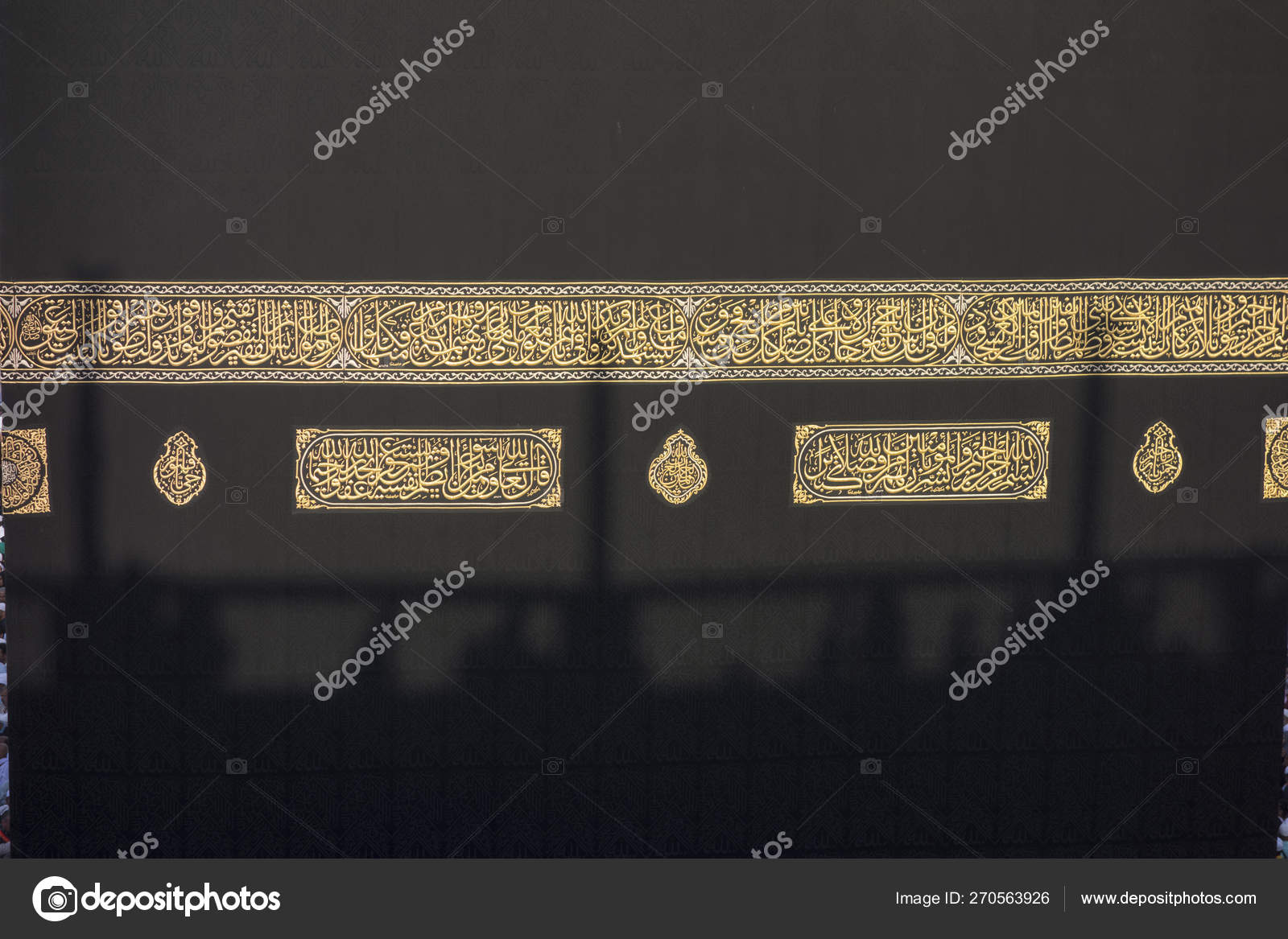 MECCA - CIRCA DEC 2014: Shadows of pilgrims circumambulate the — Stock ...